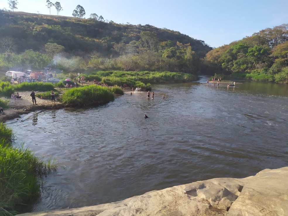 Bombeiros fazem buscas por jovem que desapareceu no Rio das Mortes ... Bombeiros fazem buscas por jovem que desapareceu no Rio das Mortes ...